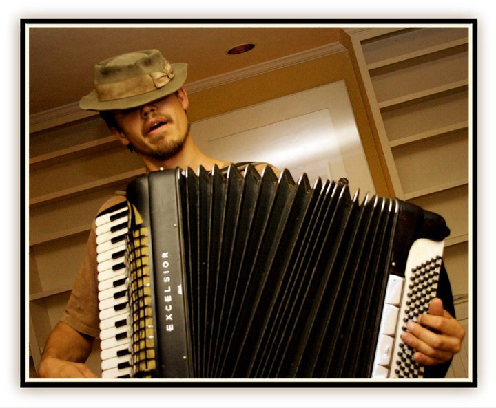 Jason Webley performing live in Austin at Cheer Up Charlies