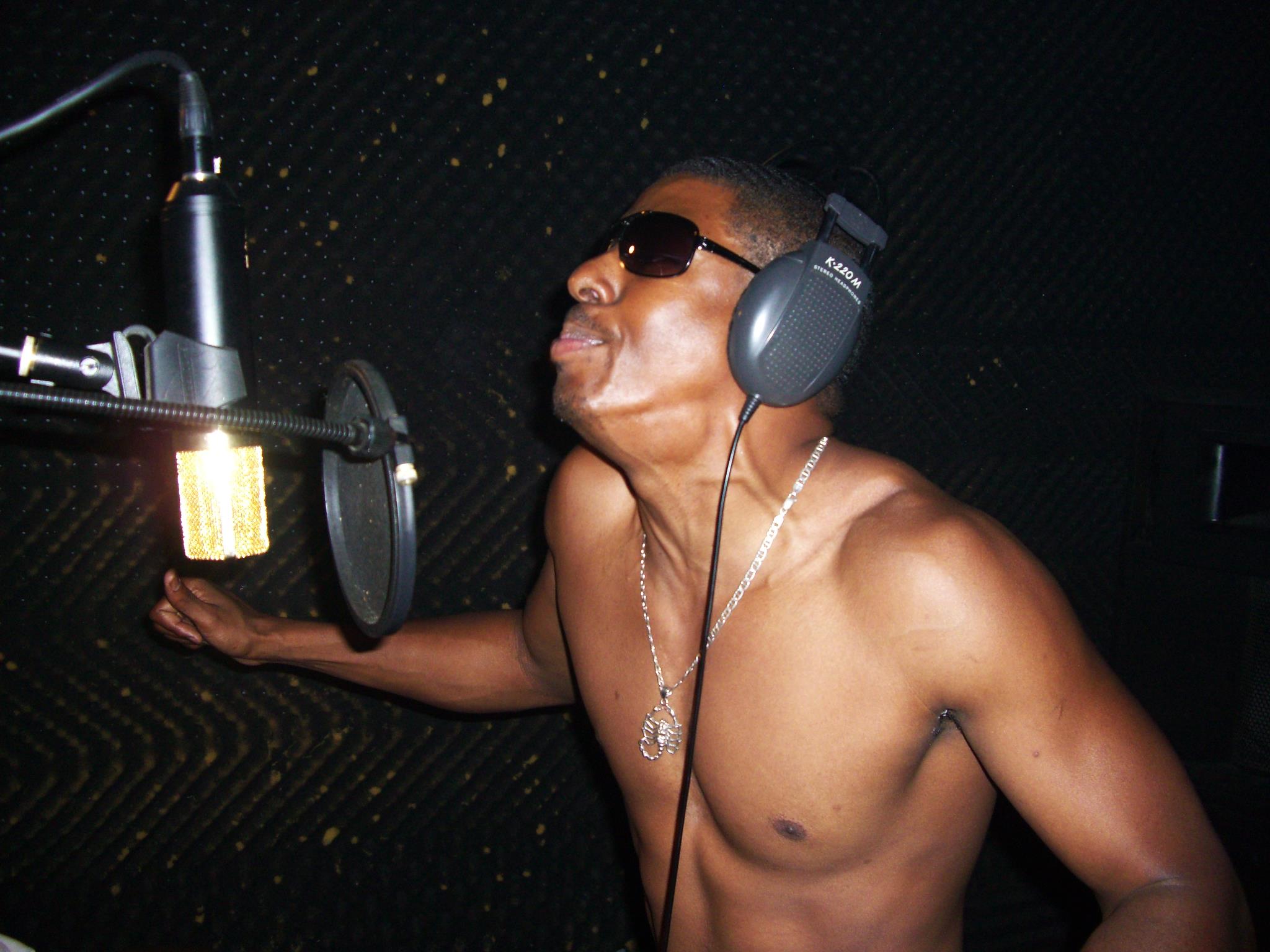 Get Off The Couch, Dickie, Frances Luke Accord, Fee Lion, Laura