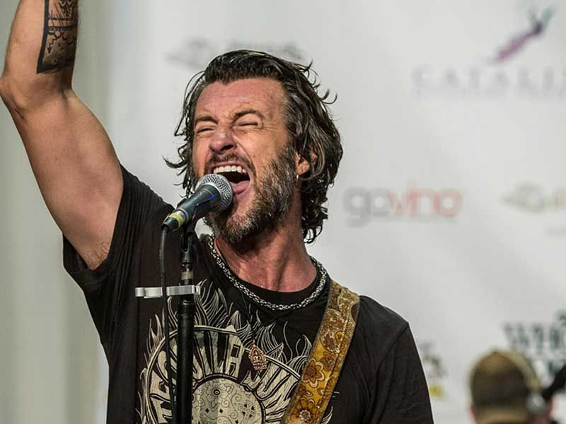 Roger Clyne performing The Refreshments' "Fizzy Fuzzy Big and