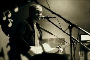 Phil Angotti and The Plastic Macs Perform Mccartney in Evanston